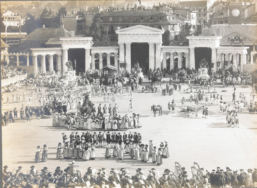 Vue générale : chanteurs et chanteuses au premier plan - Frédéric ...