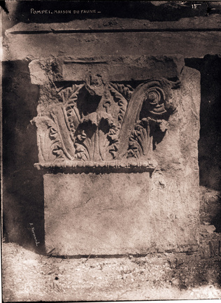 Pompéi, un chapiteau de la Casa del Fauno (Maison du Faune) - Alfred ...