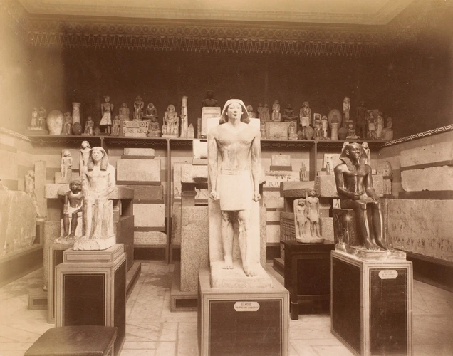 Salle de l'ancien empire avec une statue du prêtre Ranefer (musée de ...