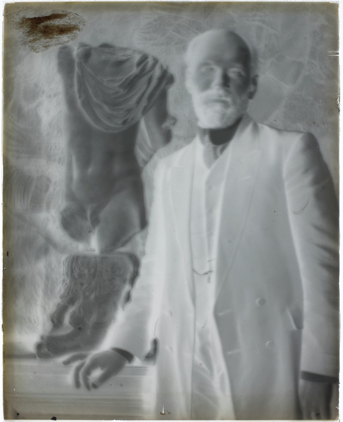 Portrait d'Hamilton Easter Field dans l'une de ses maisons de Columbia ...