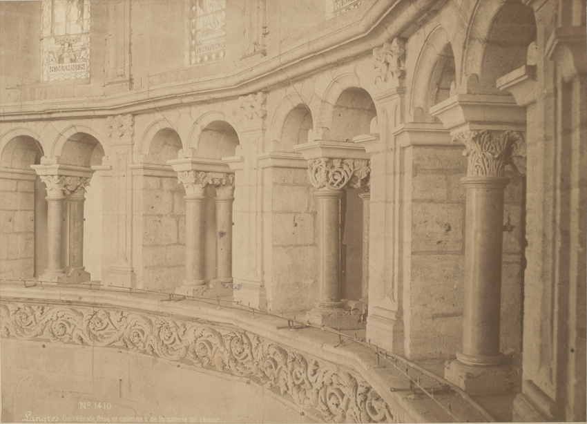 Langres, cathédrale, frise et colonne de la galerie du choeur ...