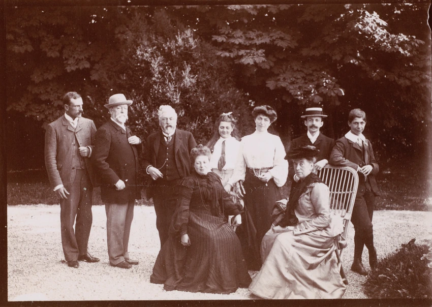 Groupe de 9 personnes dont G. Eiffel, Claire et Geneviève Salles dans un jardin - Anonyme ...