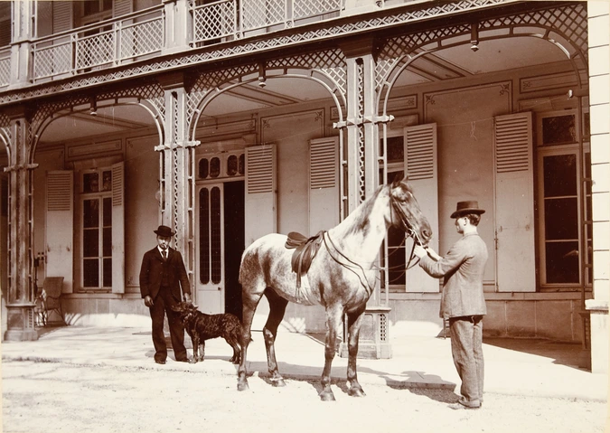 Edouard Eiffel, un chien, un cheval tenu en bride par un homme, devant ...