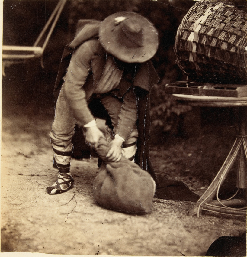 Edmond Lebel (?), vêtu à l'italienne soulevant un baluchon - Edmond ...