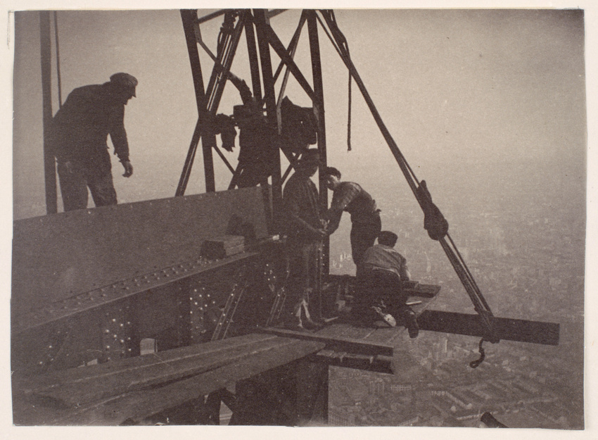 Ouvriers sur un échafaudage en surplomb au pied du Campanile de la tour ...