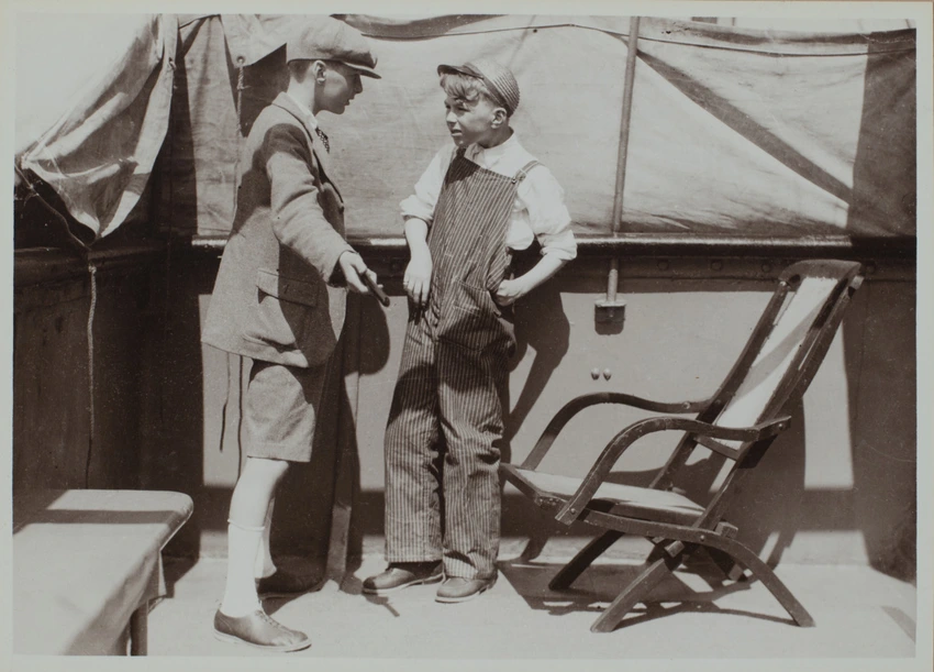 Hubert et Jean Menier face à face sur le pont du vapeur "Savoy ...