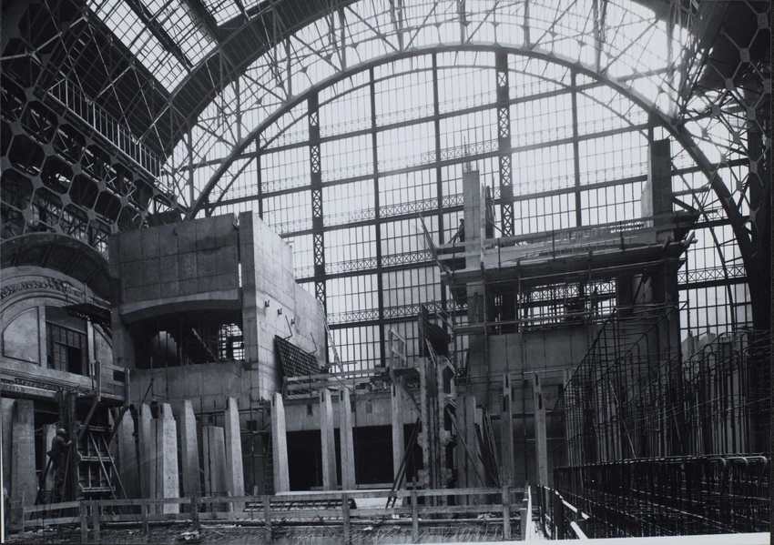 Construction des tours au niveau médian de la nef - Jim Purcell | Musée ...