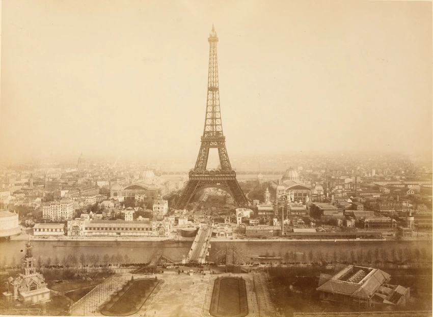 La Tour Eiffel pendant l'Exposition universelle de 1889. Au premier plan la Seine - Anonyme ...
