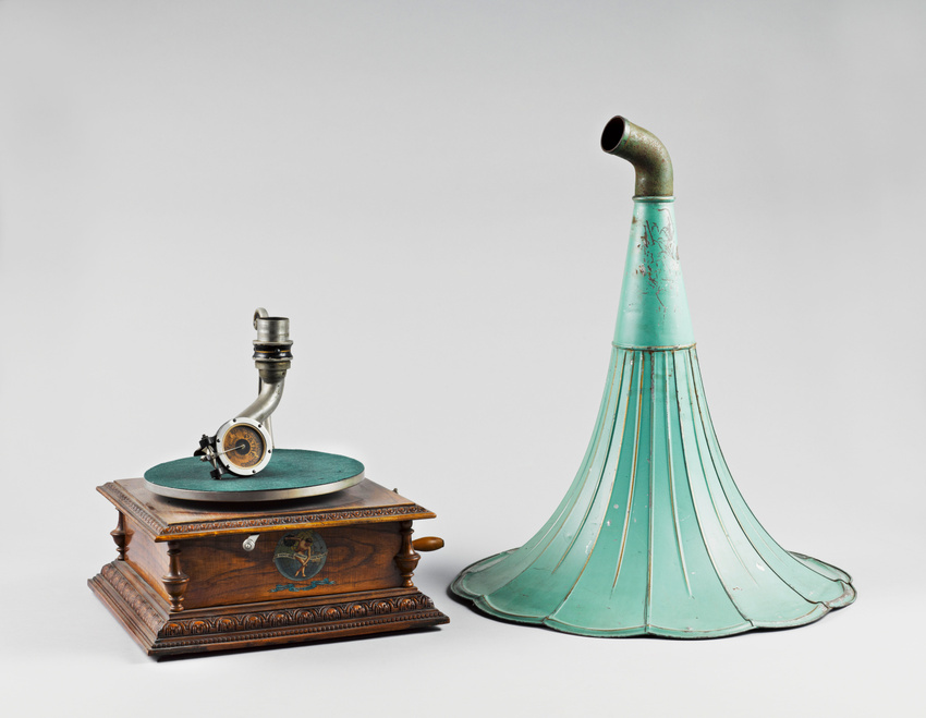 Phonographe à disque, avec pavillon floral - Pathé | Musée d'Orsay