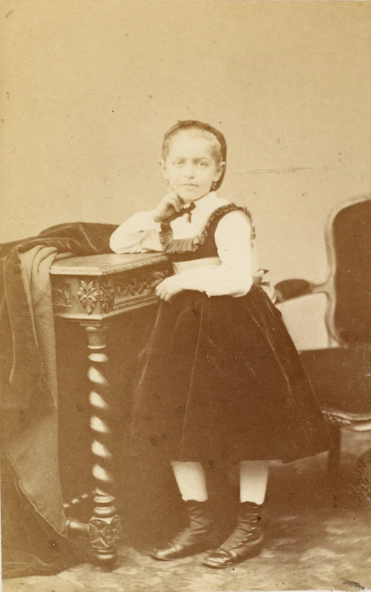 Claire Eiffel debout, en pied, enfant - Michel Berthaud | Musée d'Orsay