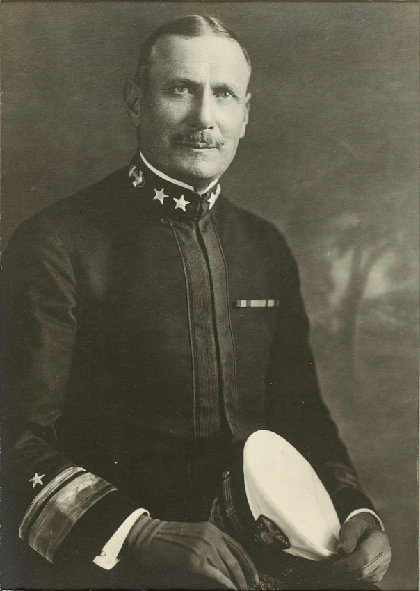Albert Niblack assis, coupé à mi-corps, casquette en main - Anonyme ...
