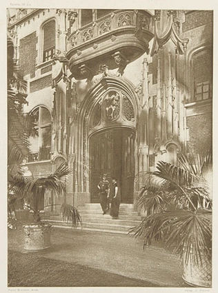 Palais J.J. Hug à Gésireh : vue perspective de la porte d'entrée ...