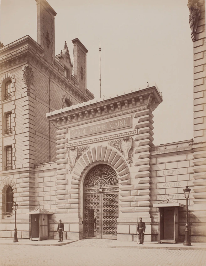 Caserne de la Garde républicaine, dite caserne Monge (anciennement ...