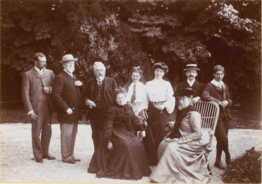G. Eiffel et sa fille Claire jouant aux échecs à Beaulieu - Anonyme ...