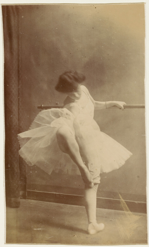 Ballerine posant dans l'atelier du sculpteur, graveur et ébéniste ...