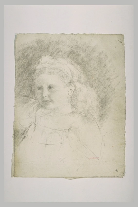 Petite fille en buste, de face, la tête légèrement tournée à gauche ...