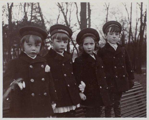 Antoine et son frère Claude Menier et Jean-Jacques Journet sur un banc ...