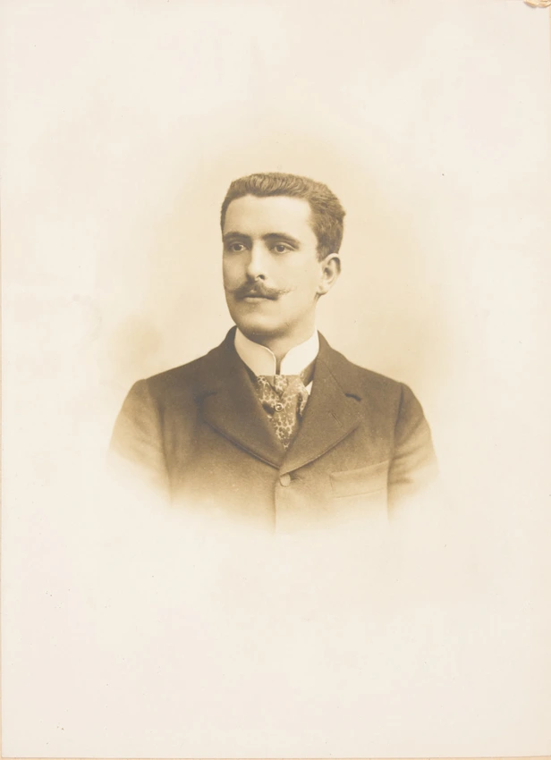 Homme moustachu, buste - Photographie des Grands Magasins du Louvre ...