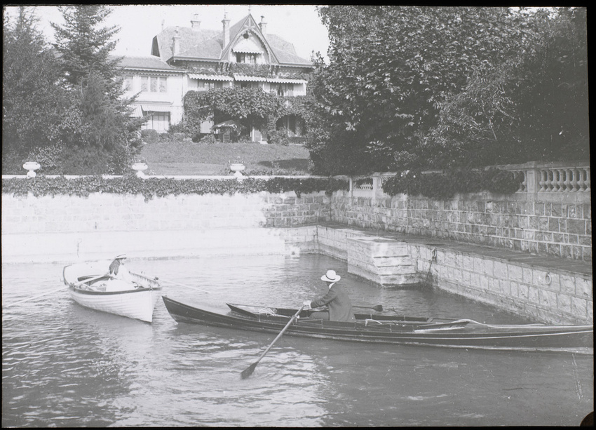 Barque et périssoire (?) sur le Léman en contrebas de la Villa Claire ...