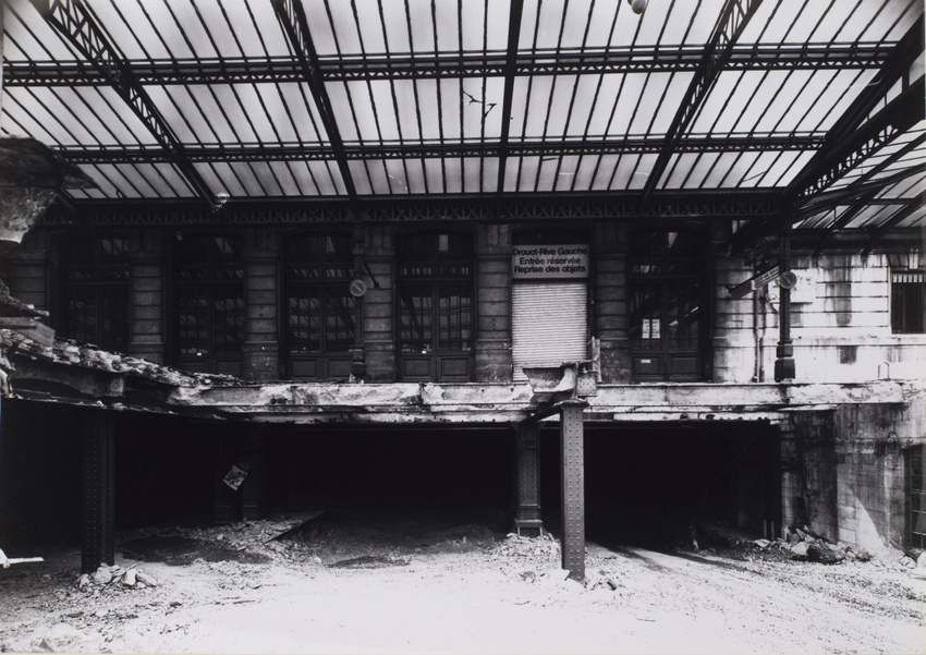 Détail du parvis Bellechasse durant les travaux de démotlition - Jim ...