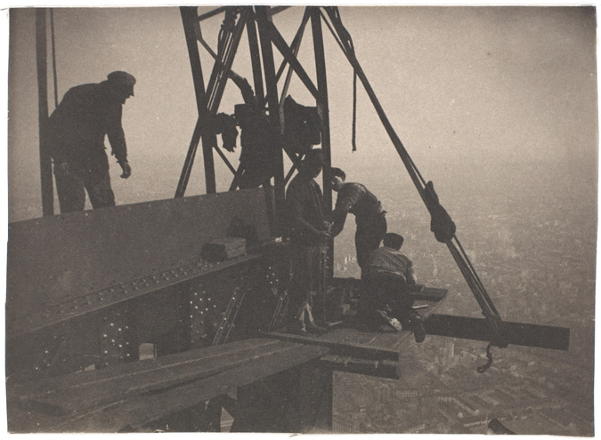 Ouvriers sur un échafaudage en surplomb au pied du Campanile de la tour ...