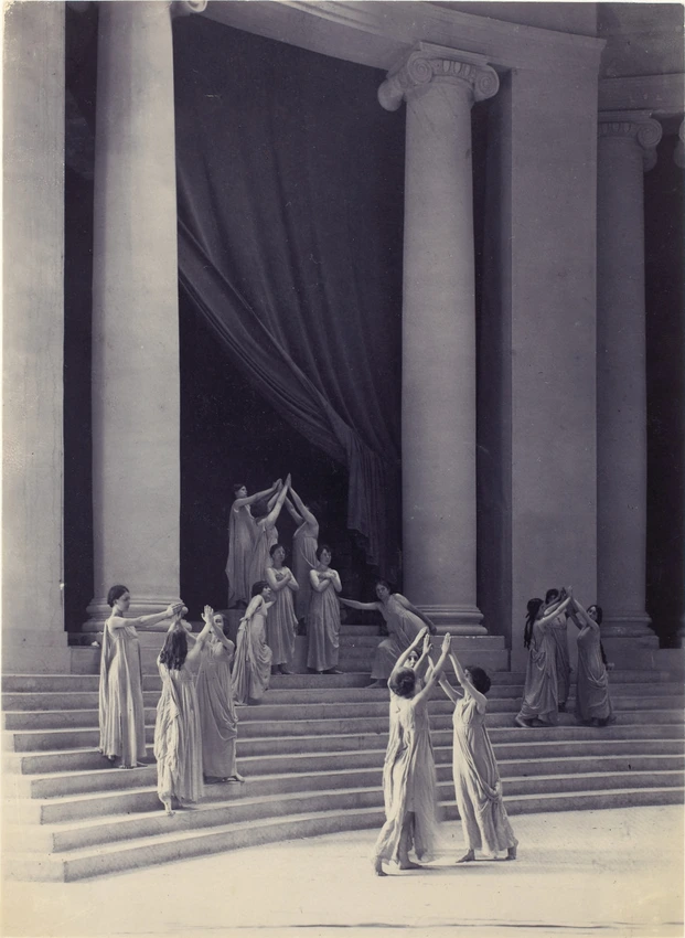 Danseuses en groupe de trois, sur les marches de l'Institut - Frédéric ...