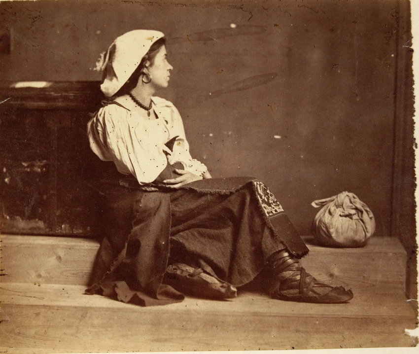 Jeune fille vêtue à l'italienne posant sur les marches - Edmond Lebel ...