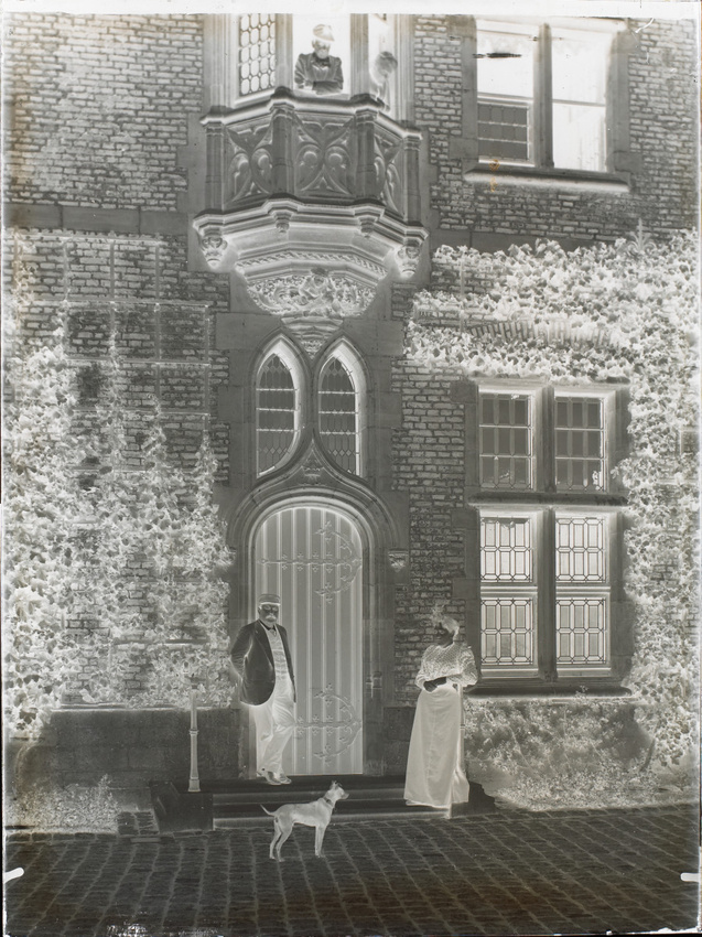 Homme, femme et chien sur un perron - Anonyme | Musée d'Orsay