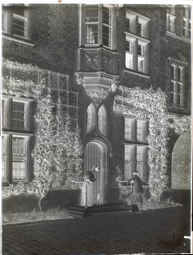 Homme, femme et chien sur un perron - Anonyme | Musée d'Orsay