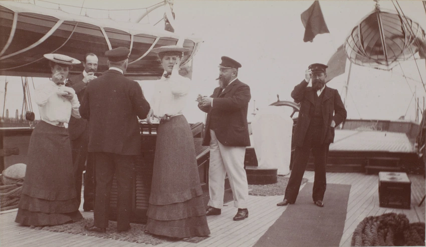 La Famille Menier sur le pont de l'Ariane - Anonyme | Musée d'Orsay
