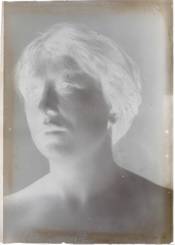 Portrait de femme en buste - François-Rupert Carabin | Musée d'Orsay