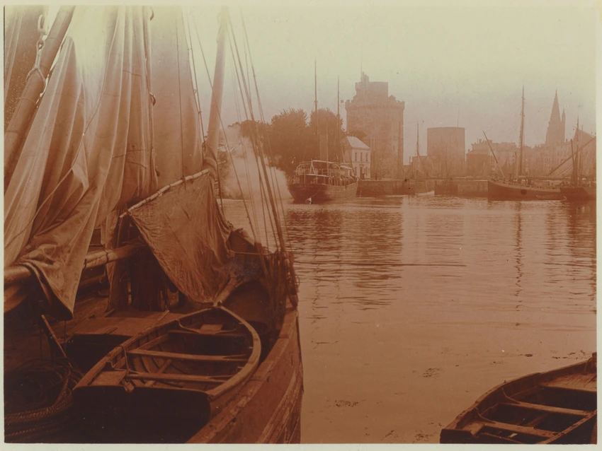 Bateaux et barque dans le port de La Rochelle - Charles Augustin ...