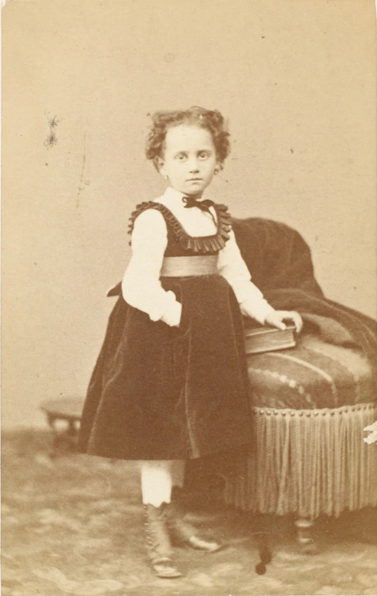 Laure Eiffel, debout, en pied - Michel Berthaud | Musée d'Orsay