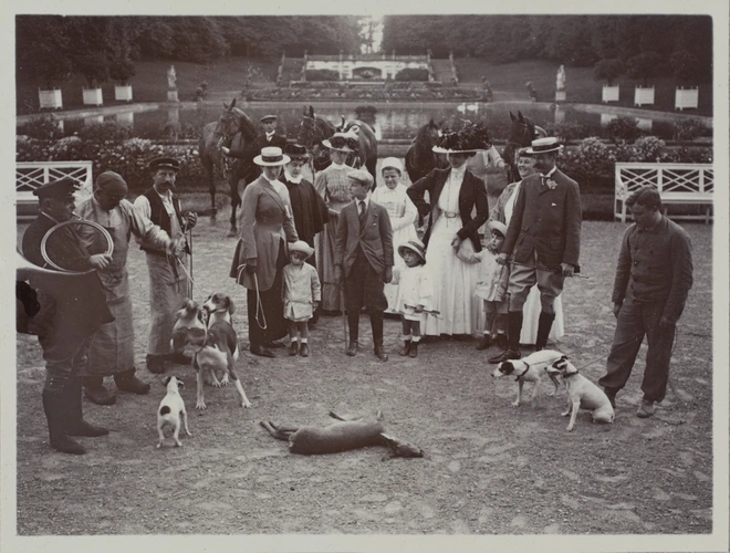 Rentilly, Septembre 1908 : La famille Menier après la chasse - Anonyme ...