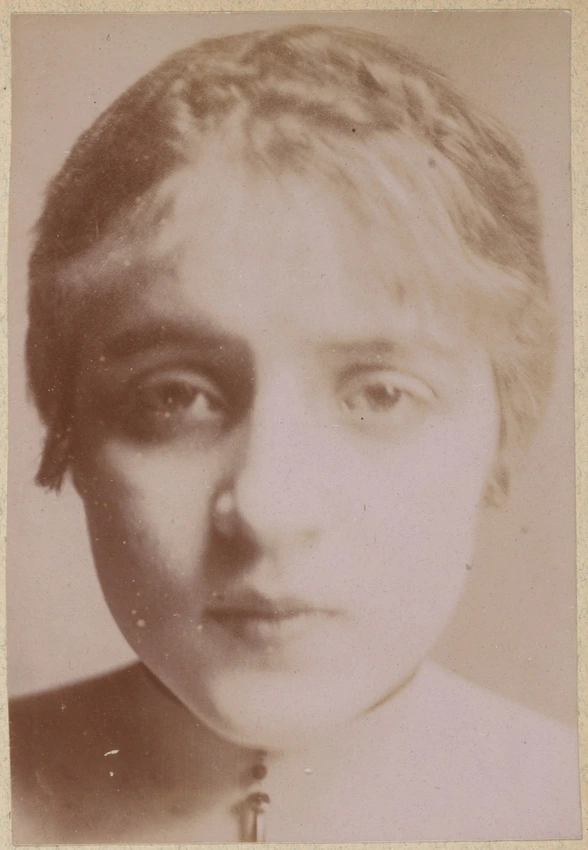 Portrait en buste d'une femme portant un collier - François-Rupert ...