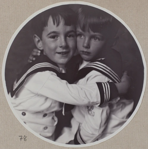 Antoine et Claude Menier de face se tenant enlacés - Anonyme | Musée d ...