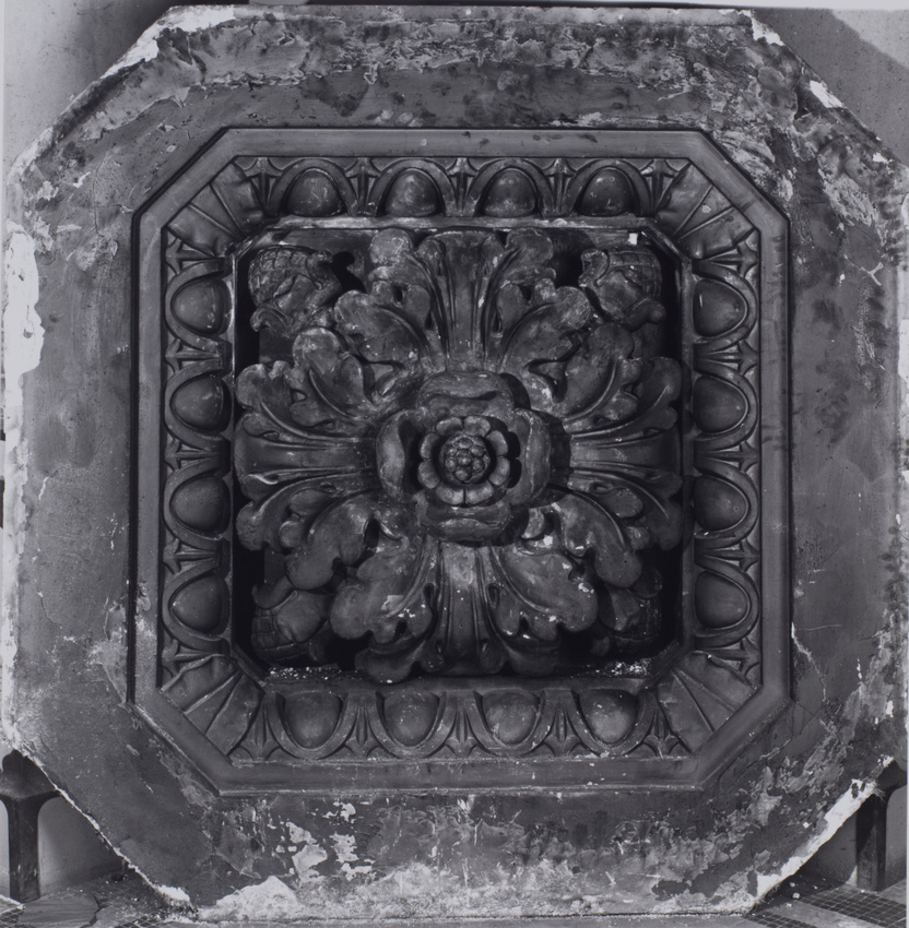 Caisson de staff, motif décoratif principal de la voûte de la nef - Jim ...