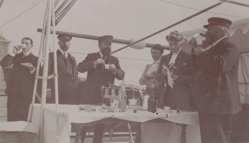 La Famille Menier sur le pont de l'Ariane - Anonyme | Musée d'Orsay