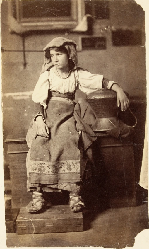 Jeune fille vêtue à l'italienne posant - Edmond Lebel | Musée d'Orsay