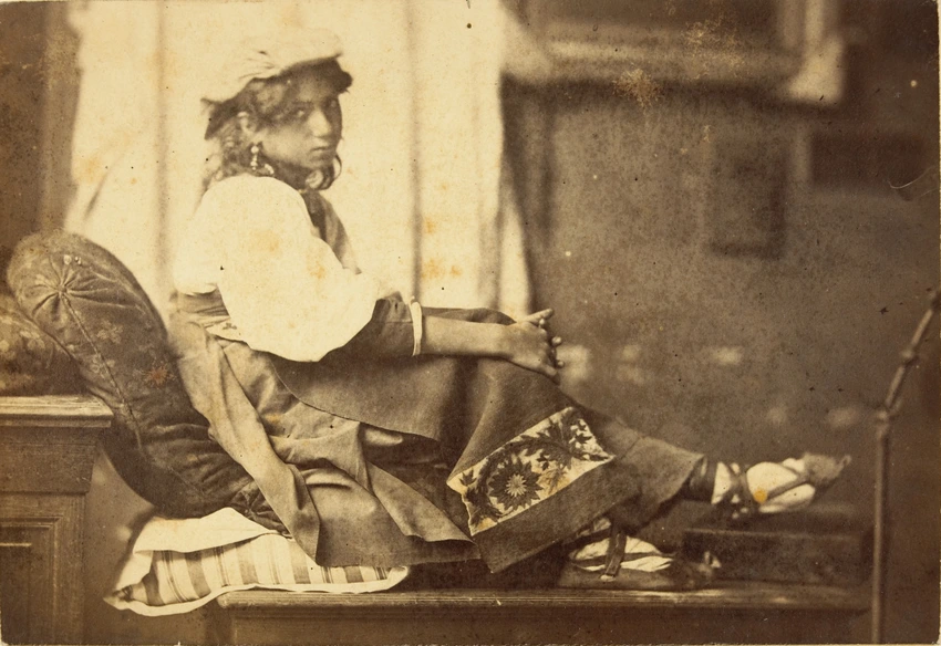 Jeune fille vêtue à l'italienne posant - Edmond Lebel | Musée d'Orsay