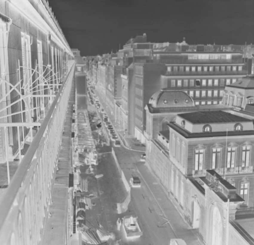 Nef, vue d'ensemble depuis la cour vitrée vers la verrière est, côté ...