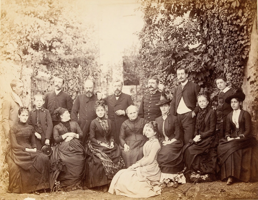 Groupe en extérieur autour de Gustave Eiffel et de Mme Gaudelet ...