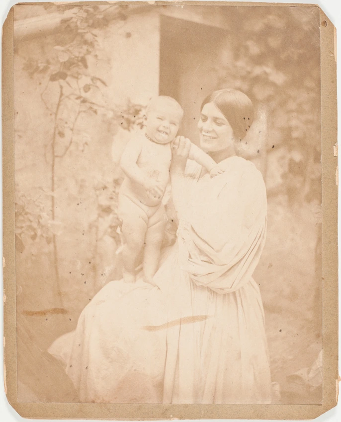 Maria Schwabe née Maria Vari avec sa fille Odette sur les genoux ...