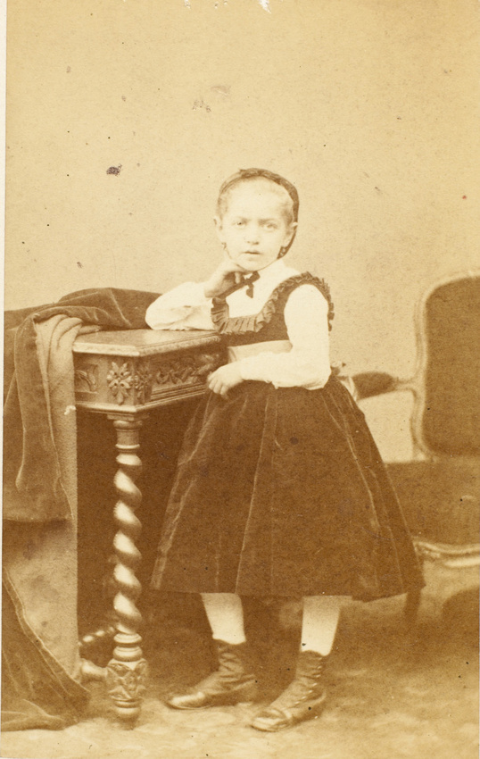 Claire Eiffel enfant, debout en pied - Michel Berthaud | Musée d'Orsay