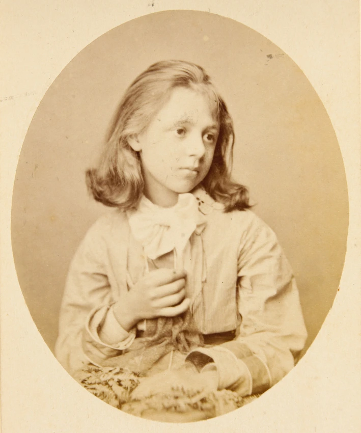 Laurence Alma-Tadema, à l'âge de douze ans, assise, de face - Robert ...