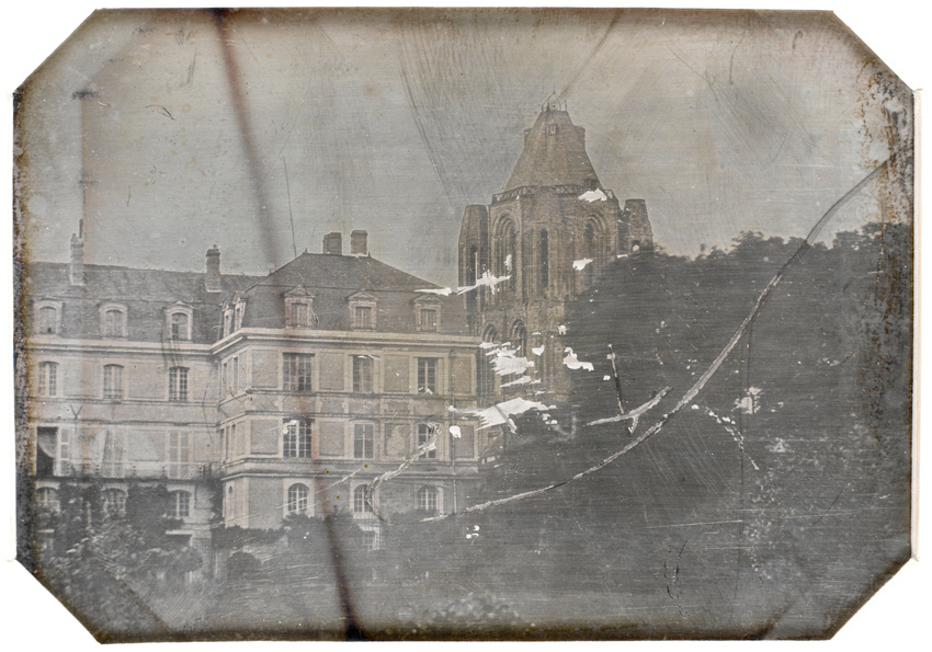 Le jardin de la Préfecture et la Tour Saint-Aubin en arrière-plan ...