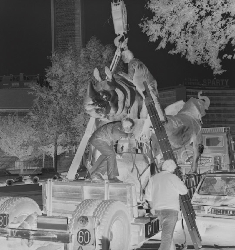 Transport des oeuvres de l'ancien Trocadéro tranférées porte de Saint ...
