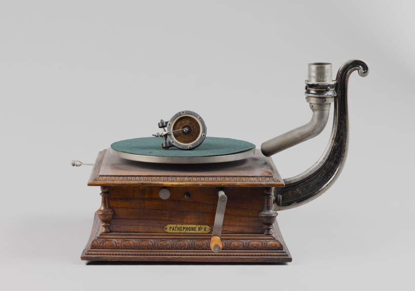 Phonographe à disque, avec pavillon floral - Pathé | Musée d'Orsay