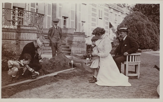 La Famille Menier jouant au train miniature - Anonyme | Musée d'Orsay