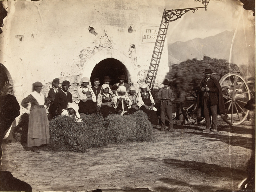 Paysans posant à l'entrée de la ville de Cassino - Edmond Lebel | Musée ...
